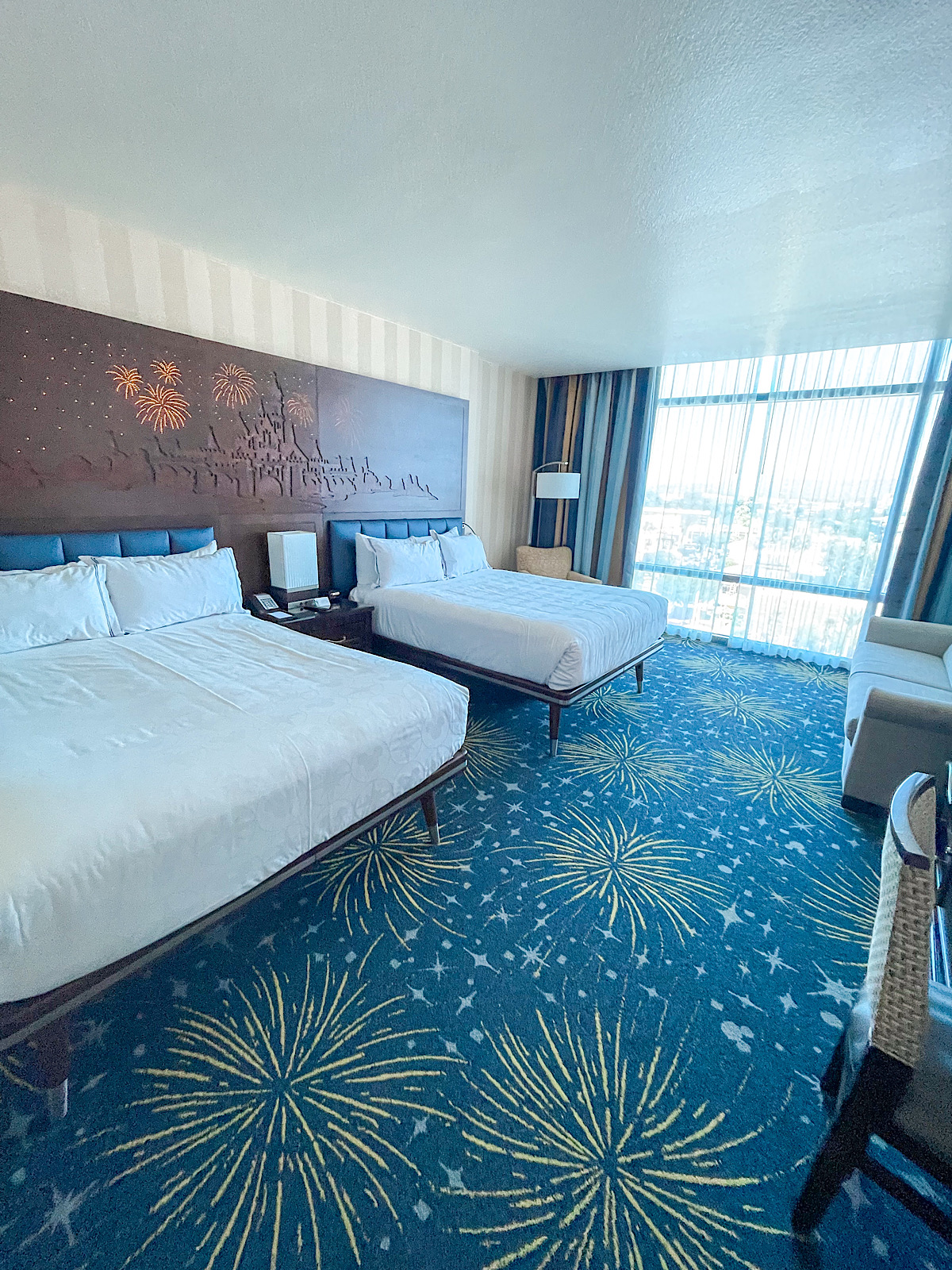 Disneyland Hotel E-Ticket Lounge Club Level Review - The Mommy Mouse ...